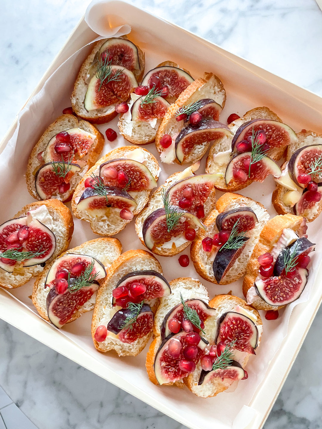 Canapes with fig and honey camembert – Happy Love Box